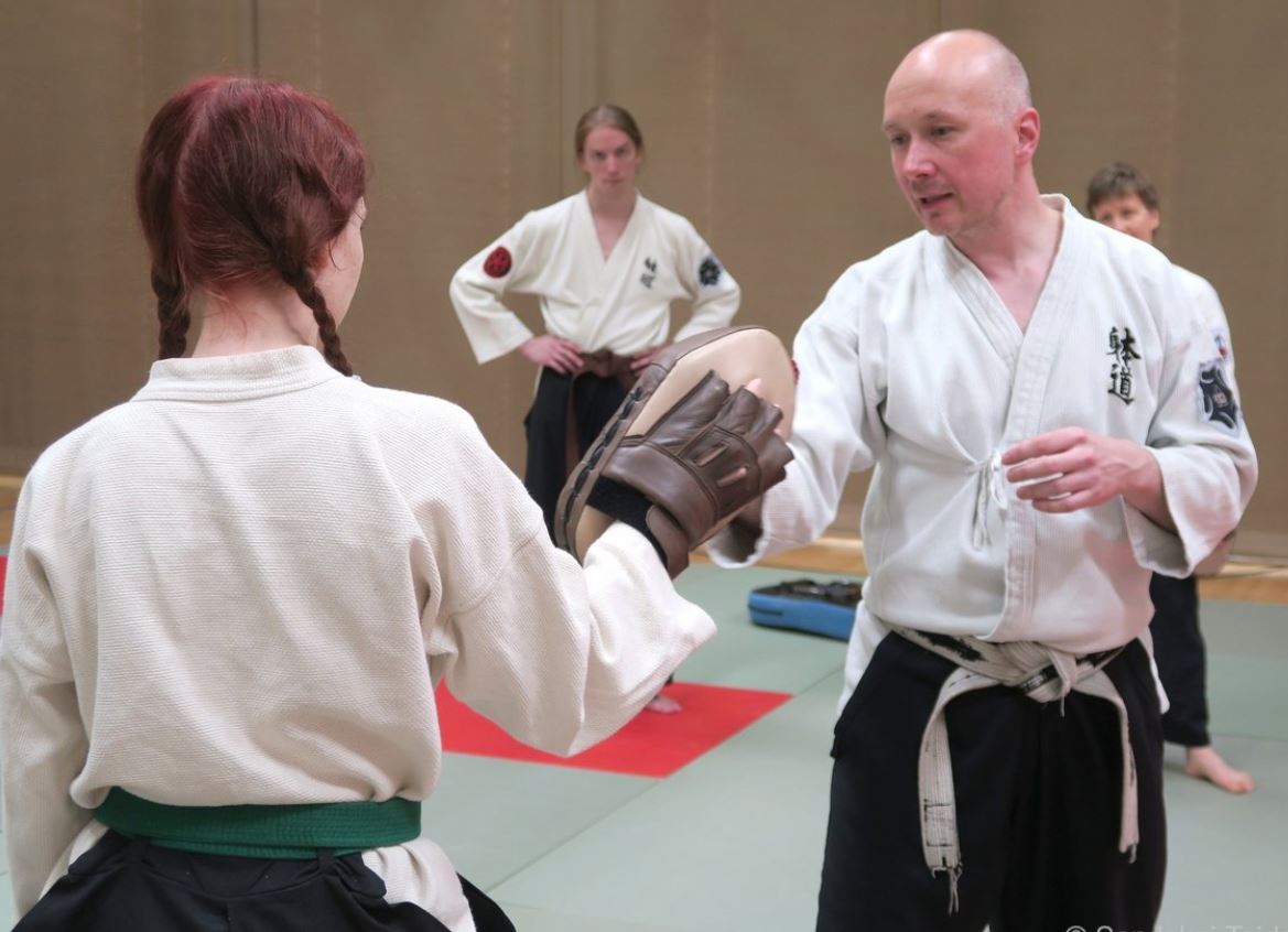 In English - Luovaa kamppailua